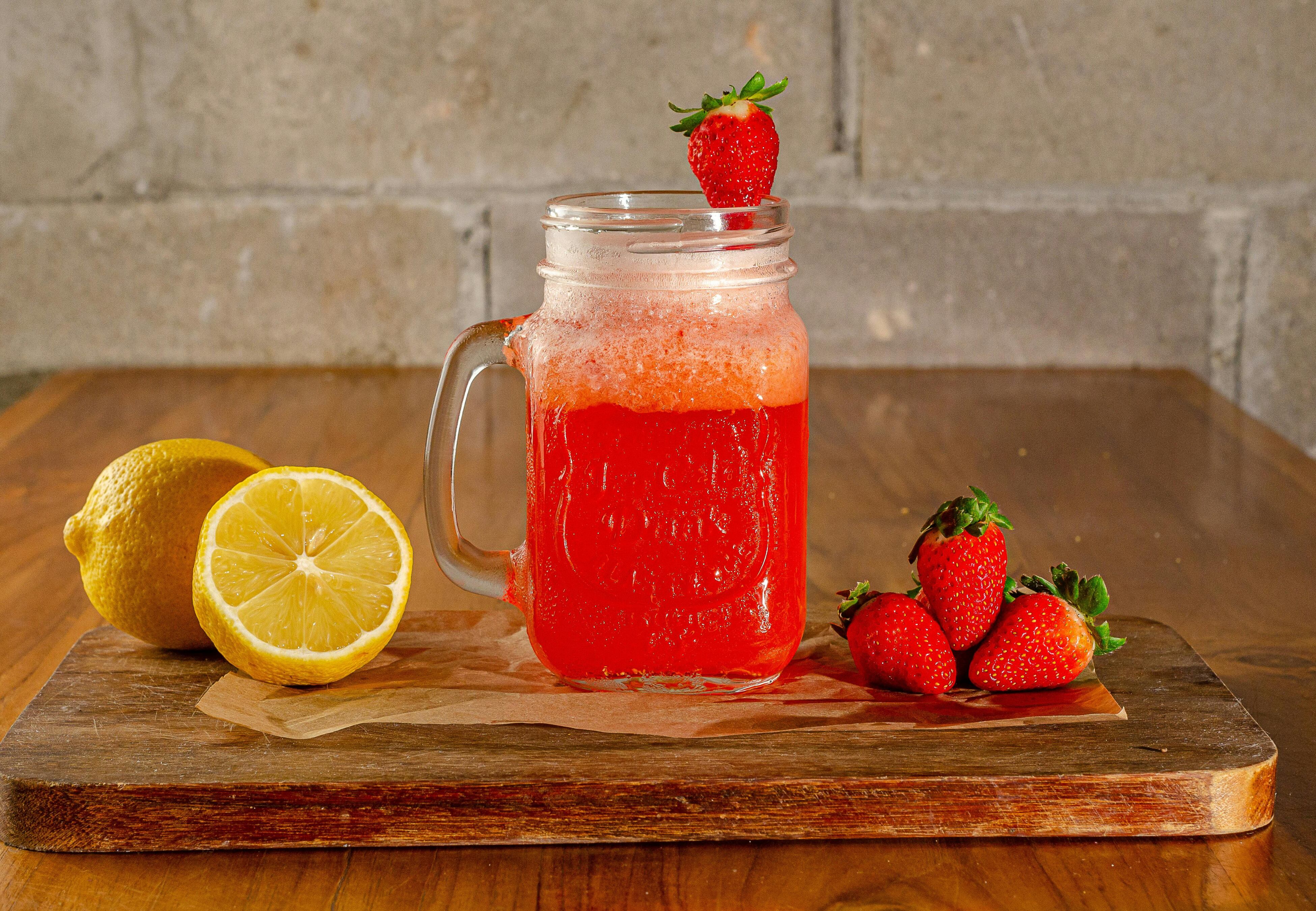 Cómo hacer una limonada de frutilla súper refrescante para el verano