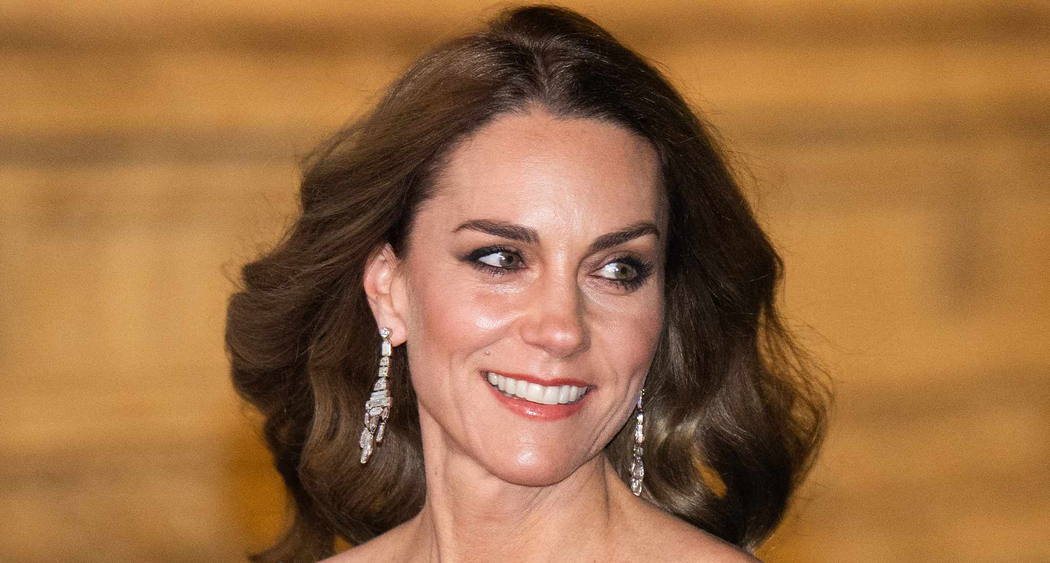 What That Kate Middleton & Jessie J Hug Really Meant, According to an ...