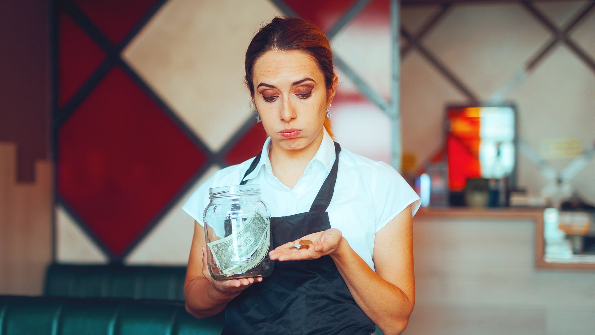 Qué significa que alguien no quiera dejar propina, según la psicología