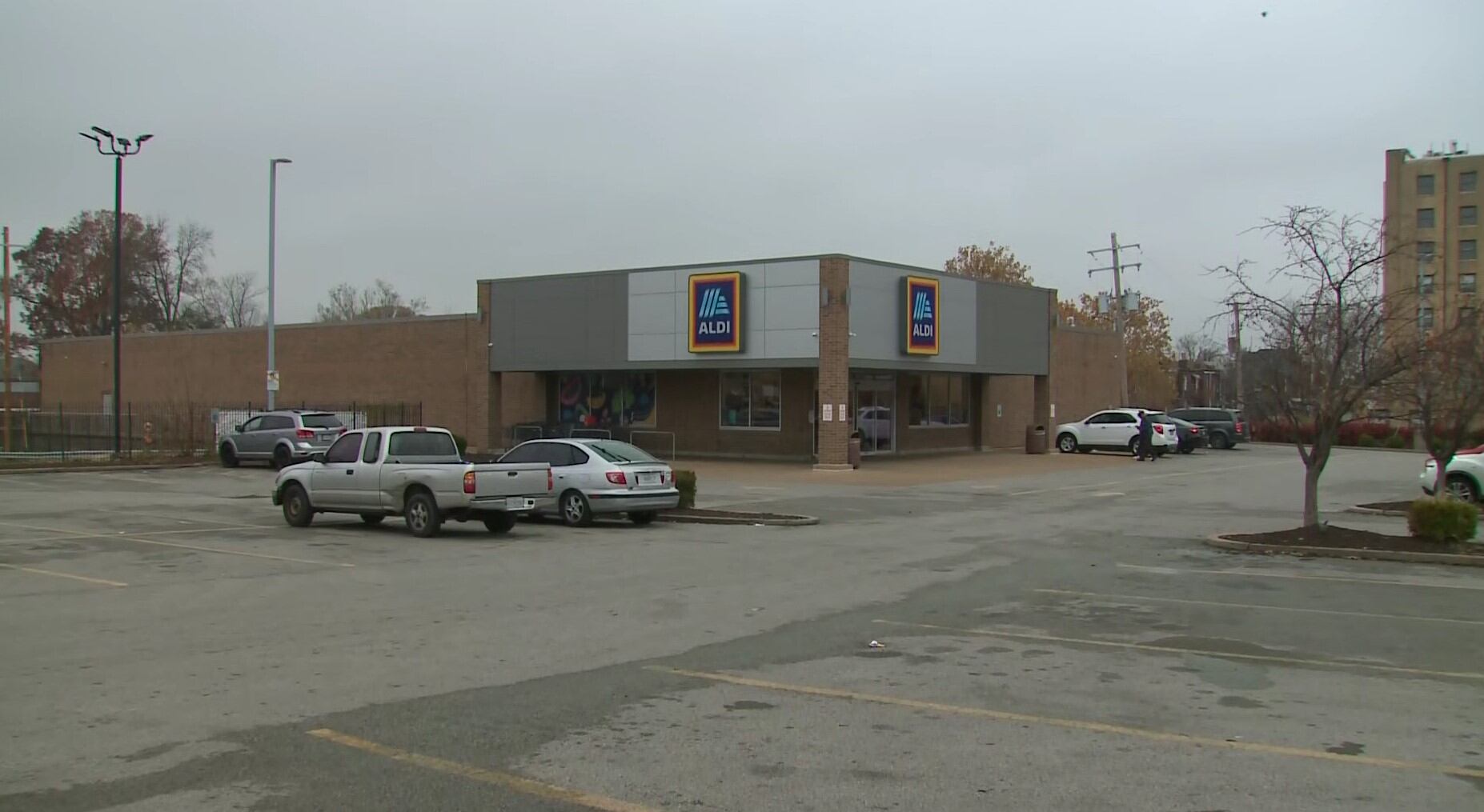 Aldi security guard shoots man inside St. Louis store