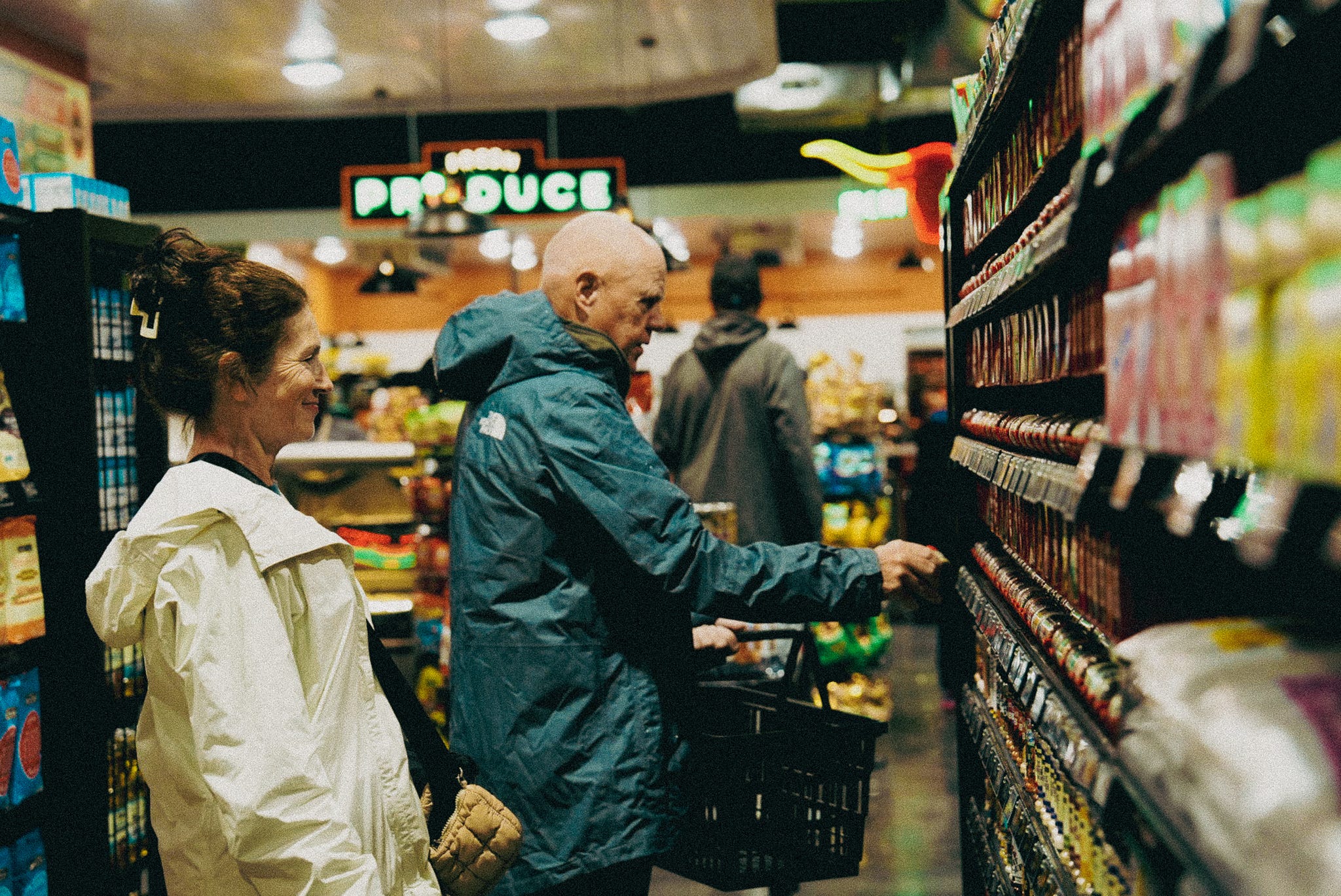 Which grocery stores are open on Christmas Day in the Memphis area?