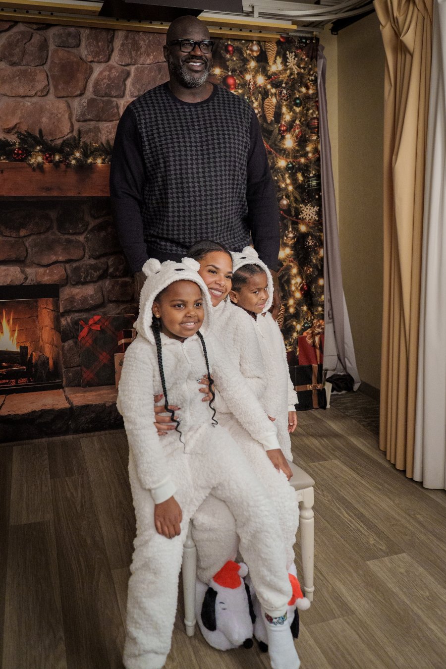 Shaquille O'Neal photobombs family Christmas portraits for holiday surprise