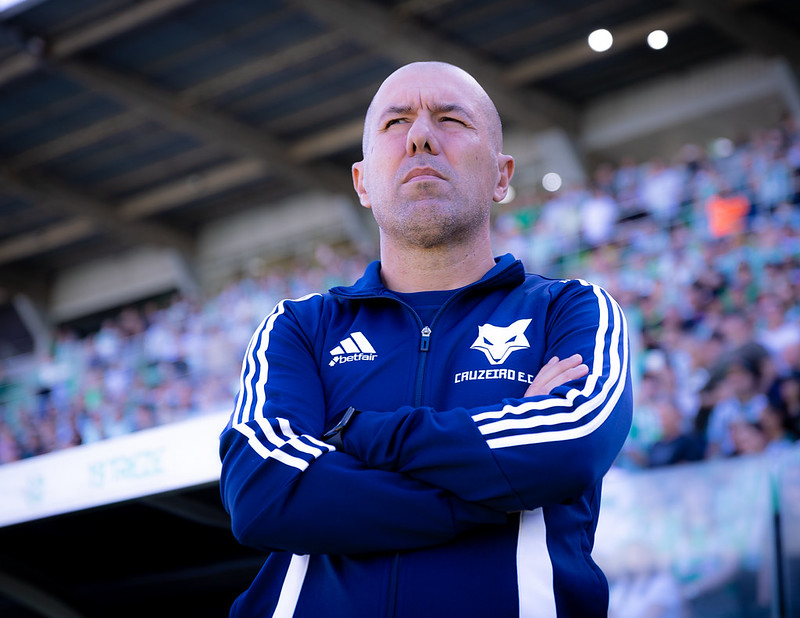 Leonardo Jardim deixa futuro em aberto no Cruzeiro: 'Vamos pensar'