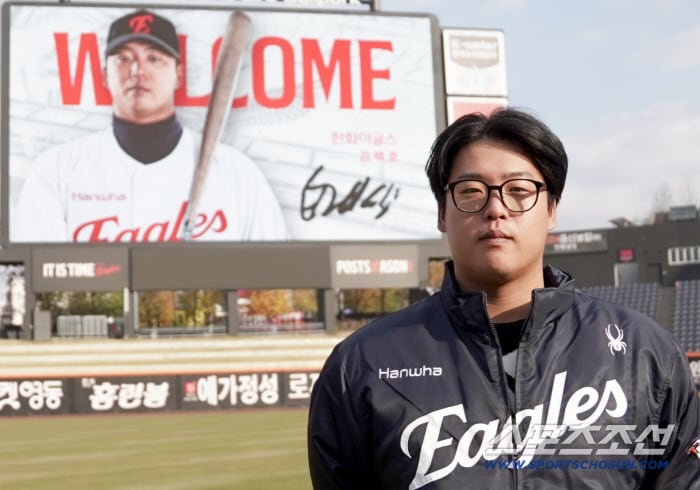 Kang Baek-ho Signs 10 Billion Won Deal with Hanwha