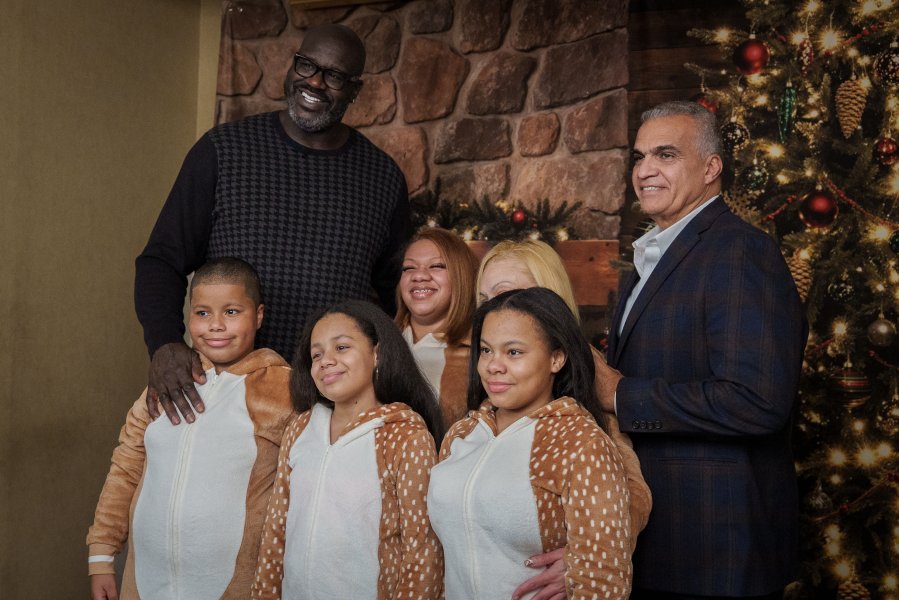 Shaquille O'Neal photobombs family Christmas portraits for holiday surprise