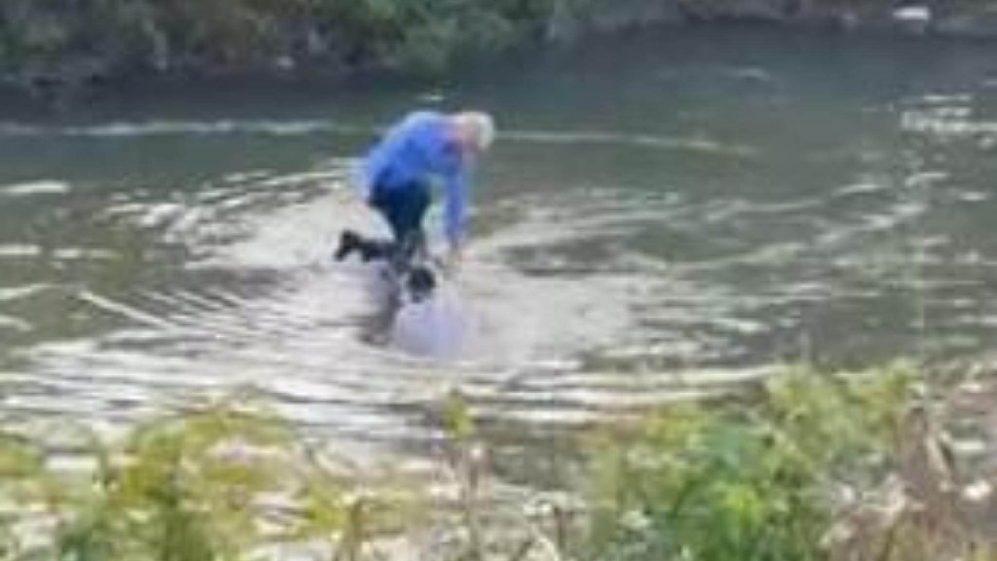 Cade nel canale con l'auto, un 32enne albanese si tuffa e lo salva ...