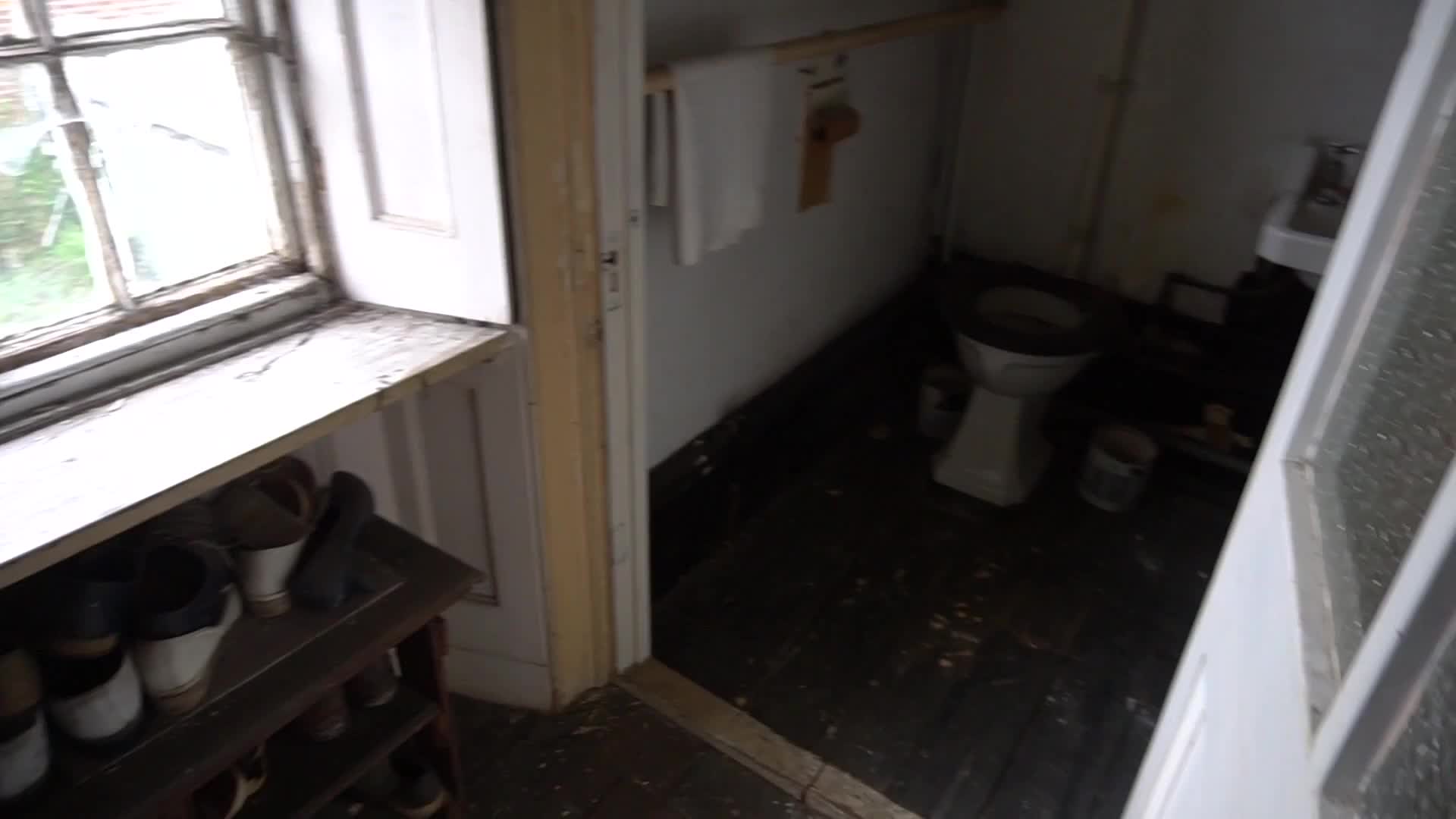 Abandoned Sleepy Hollow mansion - everything left behind!