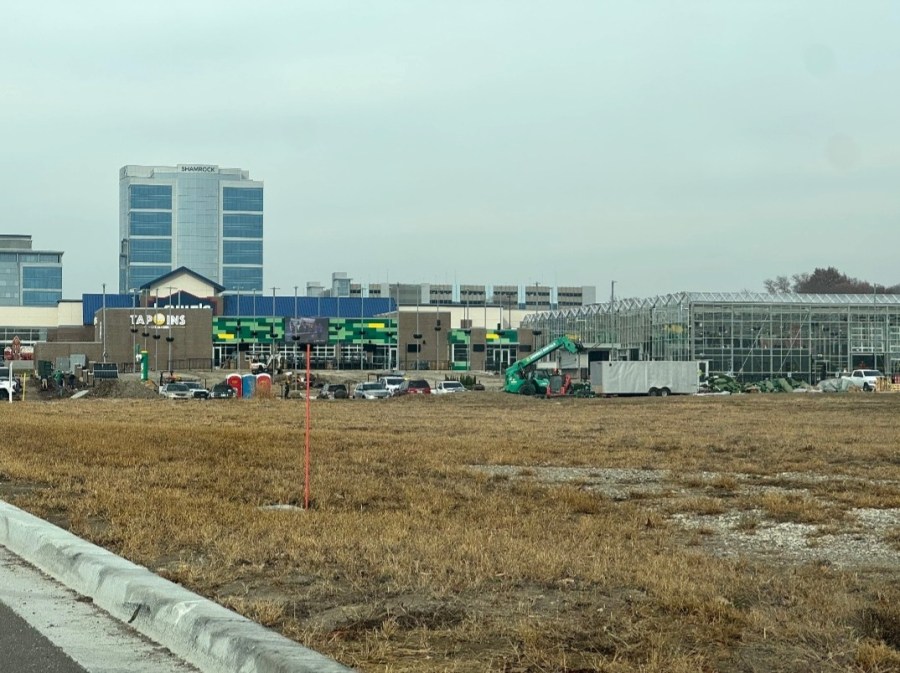 New mini golf, dining concept opening in Overland Park in December