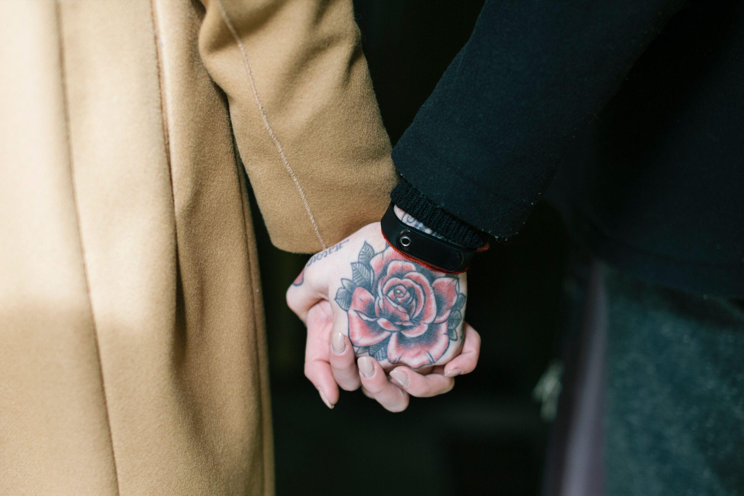 Tatuaje en el dedo: mito o realidad de la tinta que se borra rápido