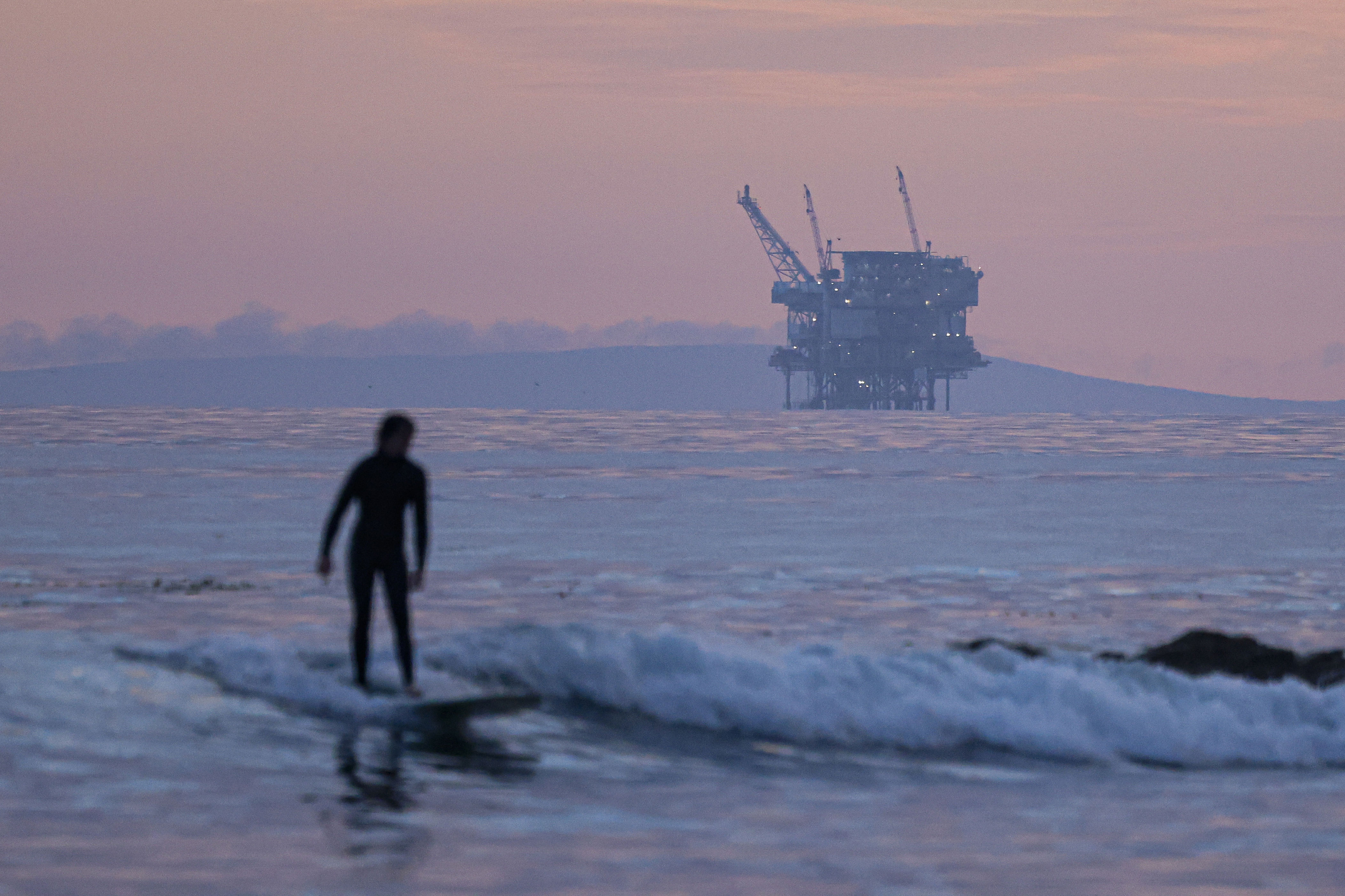 U.S. proposes offshore drilling as CA officials and environmentalists balk