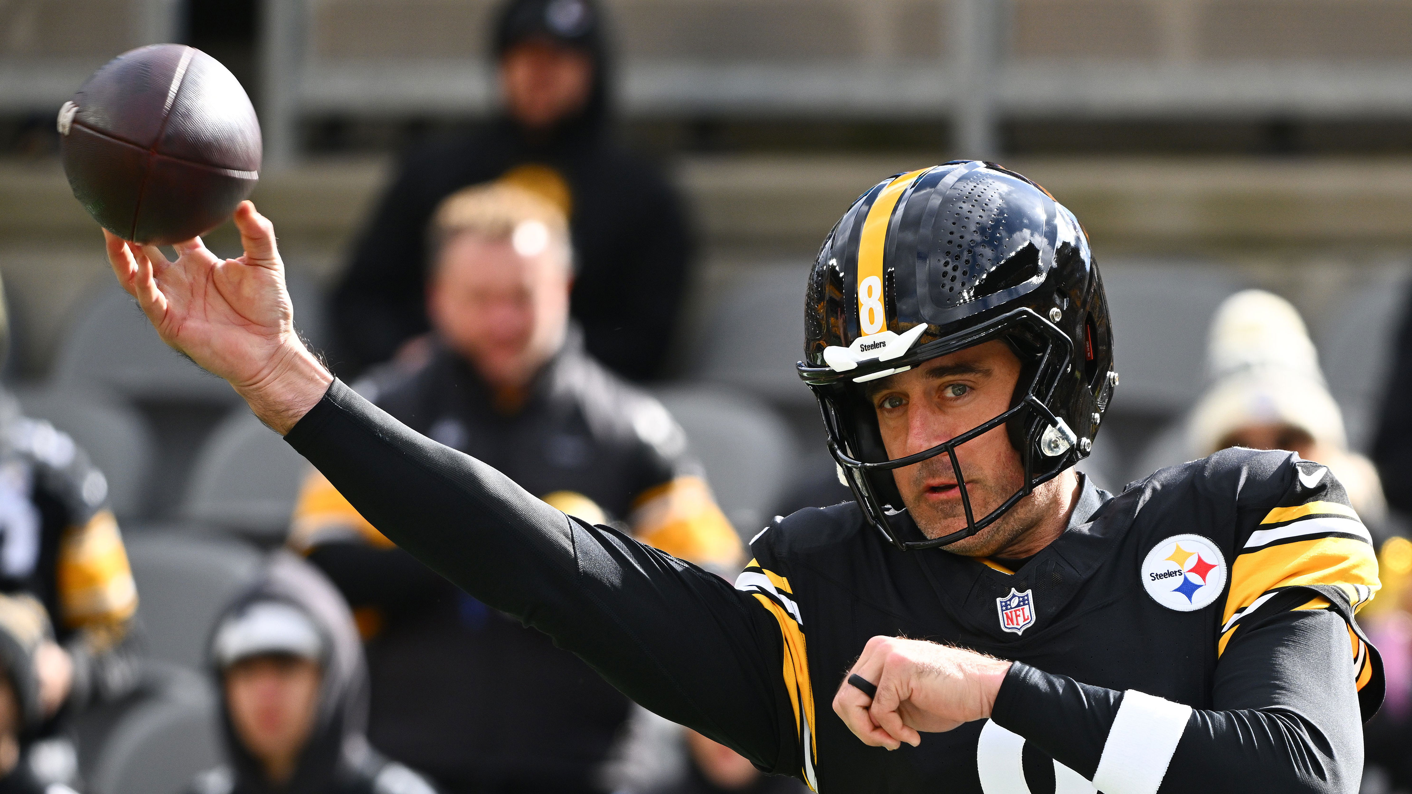 Steelers QB Aaron Rodgers Practices With ‘Stabilizer’ Ahead of Bears Game