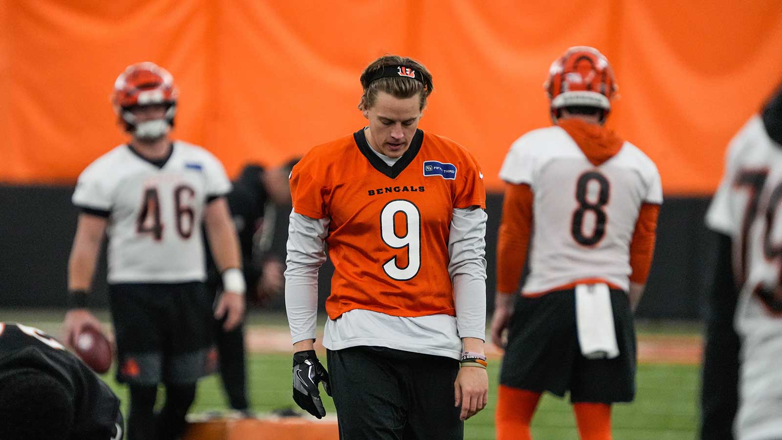 Bengals’ Joe Burrow working with starting center at practice amid ...