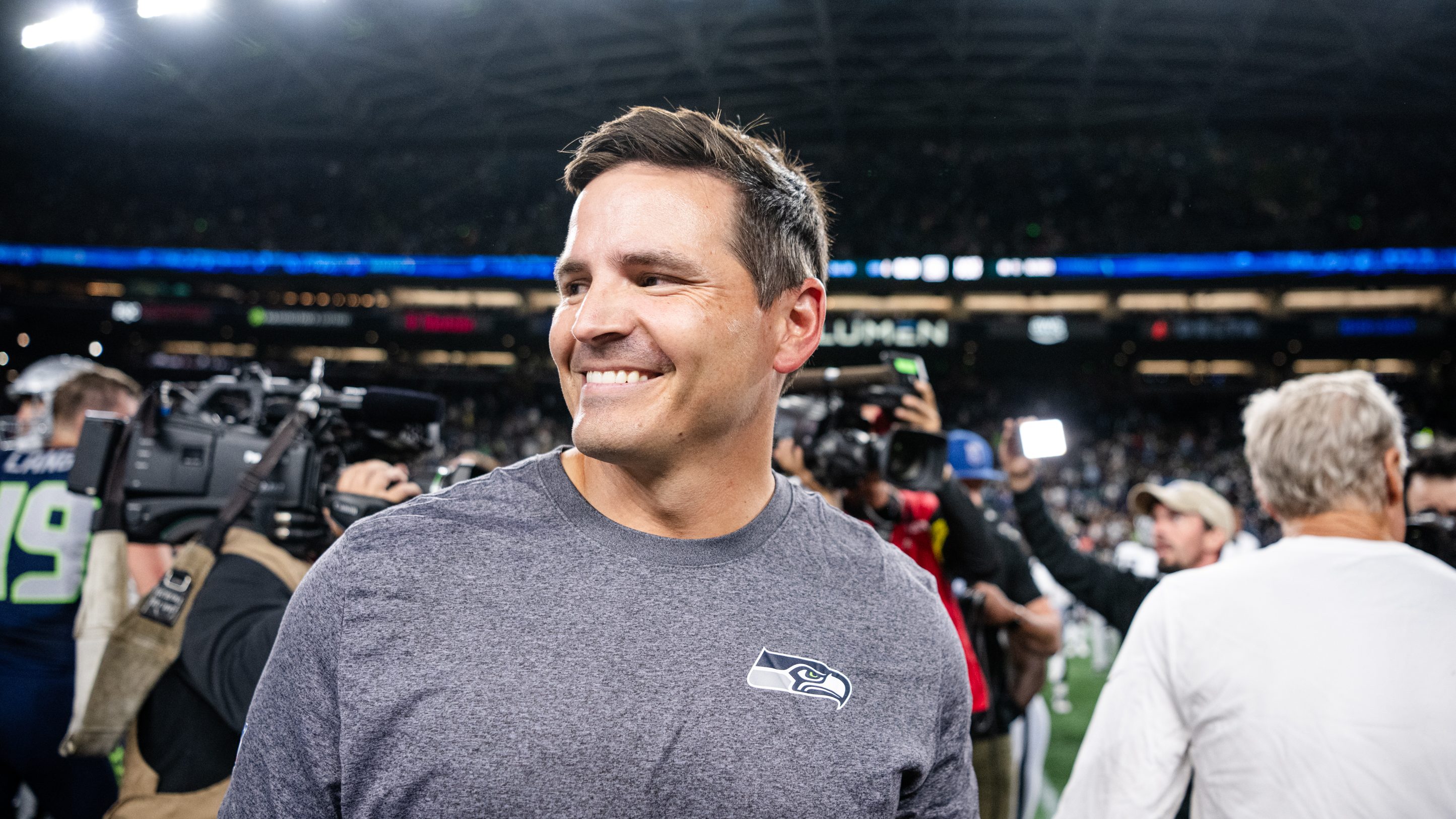 Seahawks make surprising key roster moves before Rams game