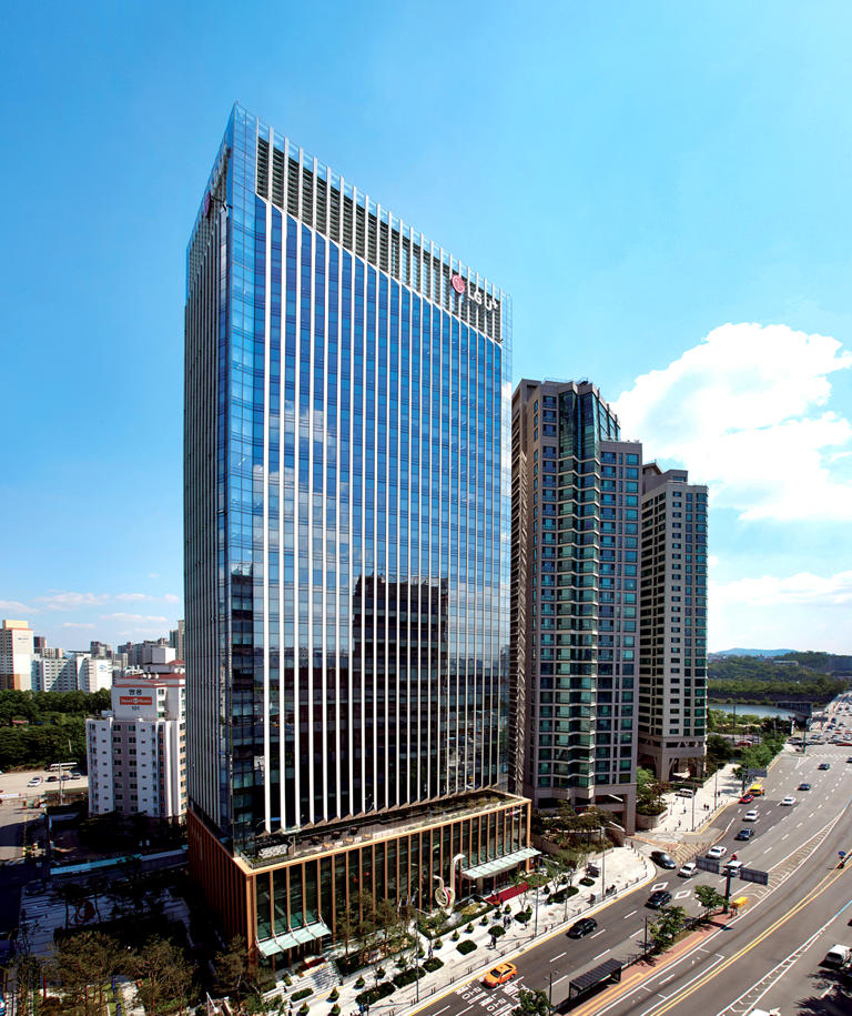 주파수 재할당 목전…SKT·LGU+, 2.6㎓ 대역 가격 두고 ‘격돌’