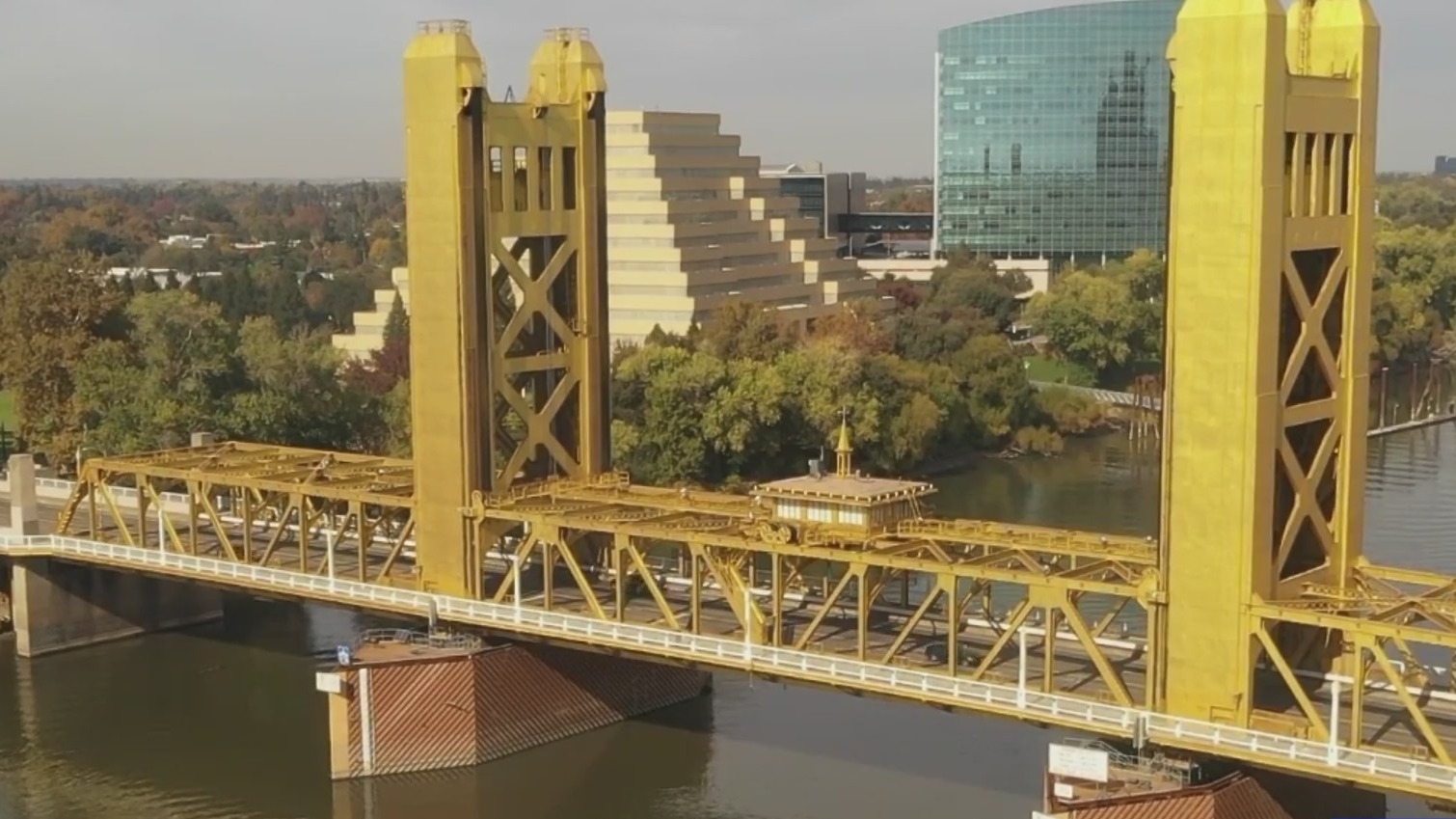Interesting facts about the nearly 90-year-old Tower Bridge
