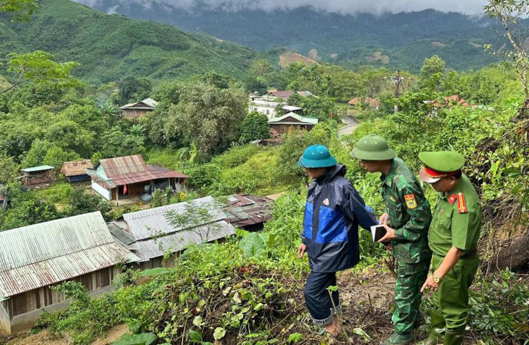 Quả đồi nứt toác dài 150m, miền núi Đà Nẵng sơ tán dân khẩn cấp trước nguy cơ sạt lở