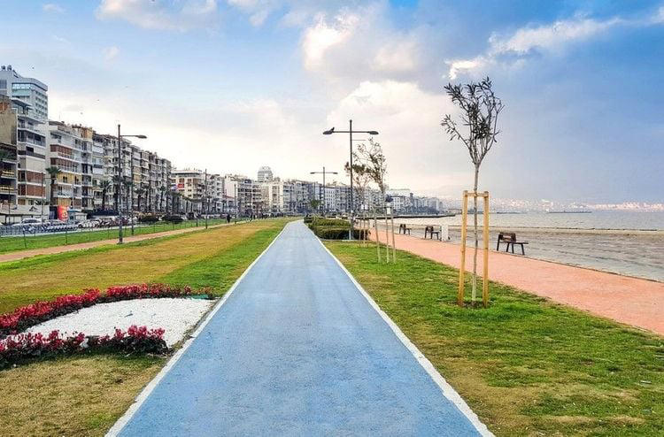 Balade sur la promenade Kordon longeant la mer, à Izmir