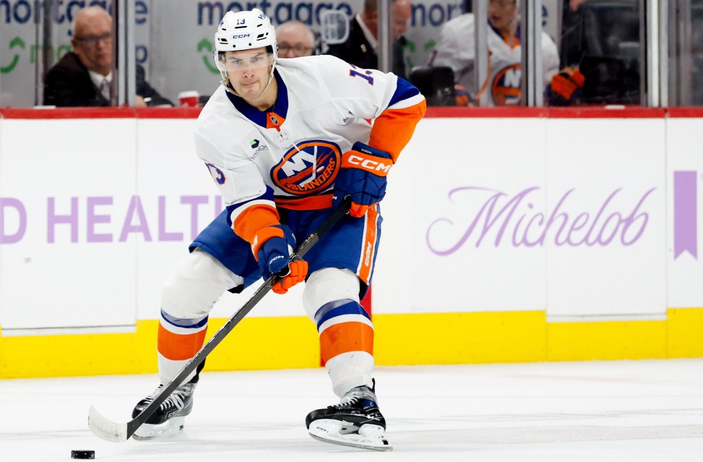 Islanders demolish Red Wings to close out dominant road trip in style