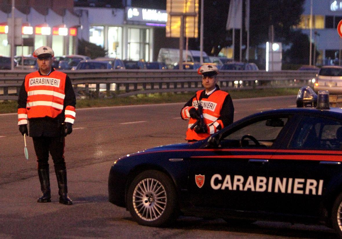 Butta la pistola mentre fugge sulla Mi-Meda