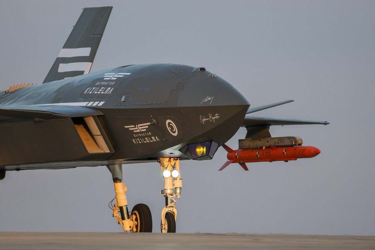 Turkish company showcases fighter-like drone equipped with air-to-air ...