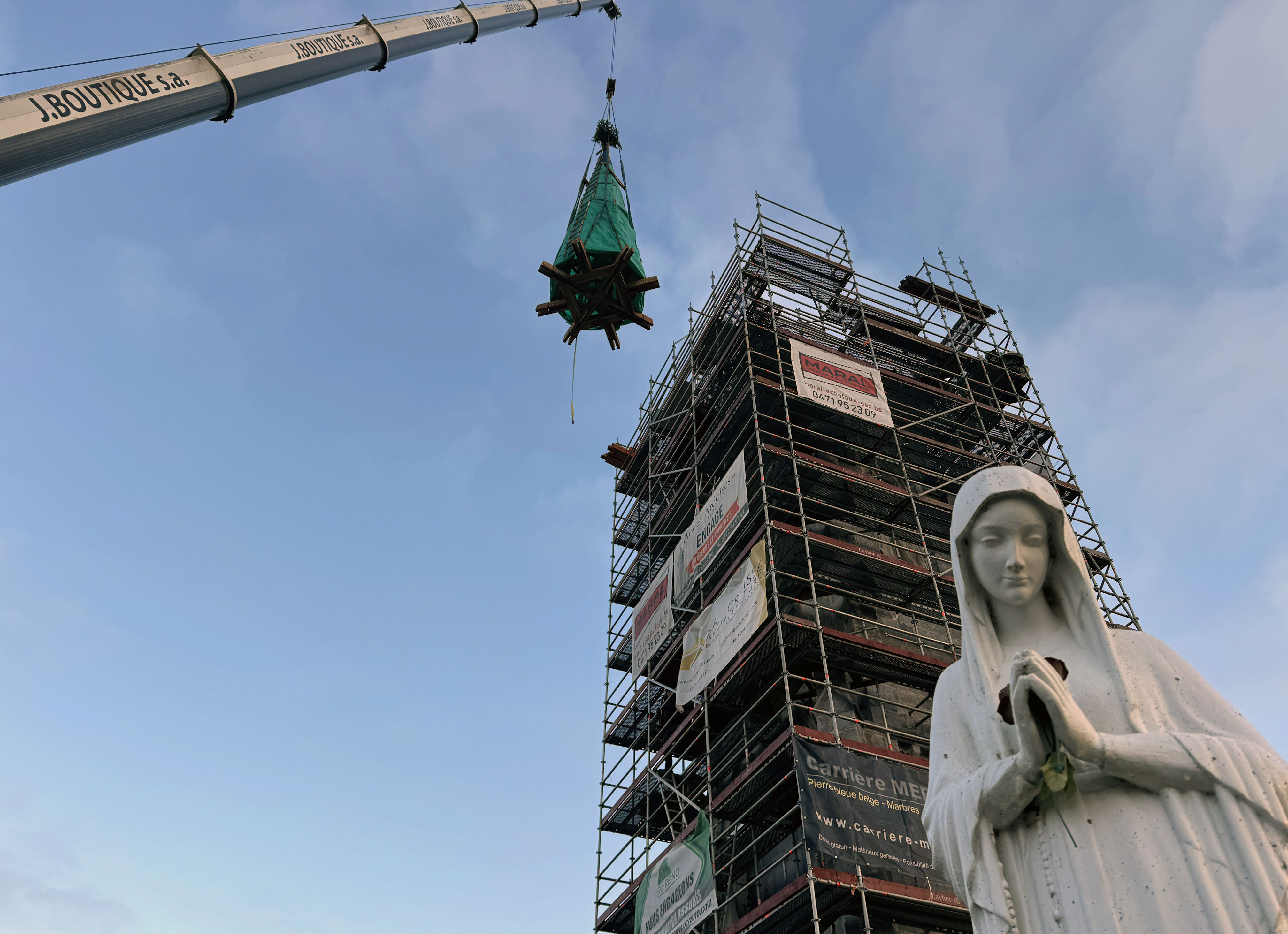 Une nouvelle flèche posée sur la tour de l'église de Scry