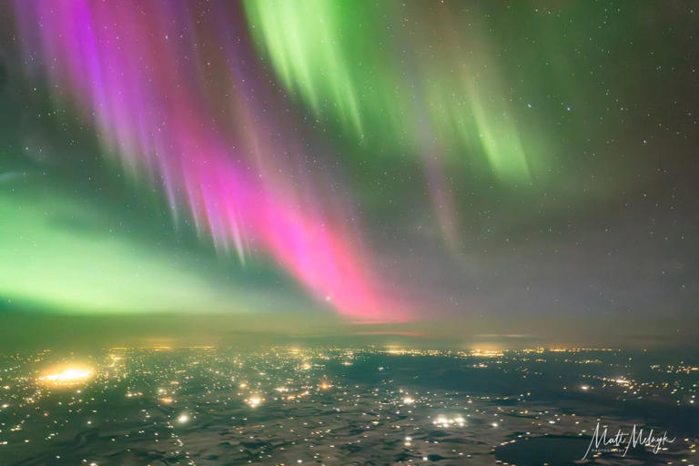 Pilot Captures Stunning Photos of the Northern Lights From 36,000 Feet ...