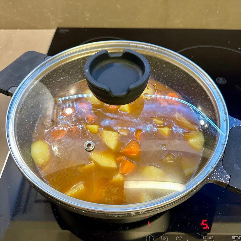 Gulash con patate, la ricetta dalle note speziate