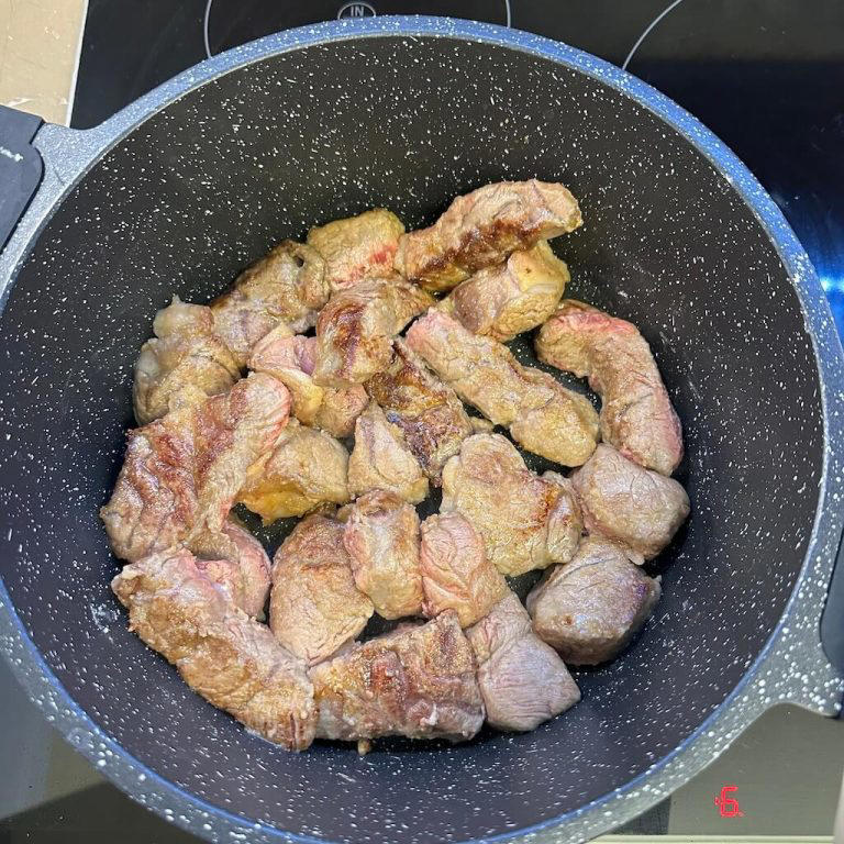 Gulash con patate, la ricetta dalle note speziate