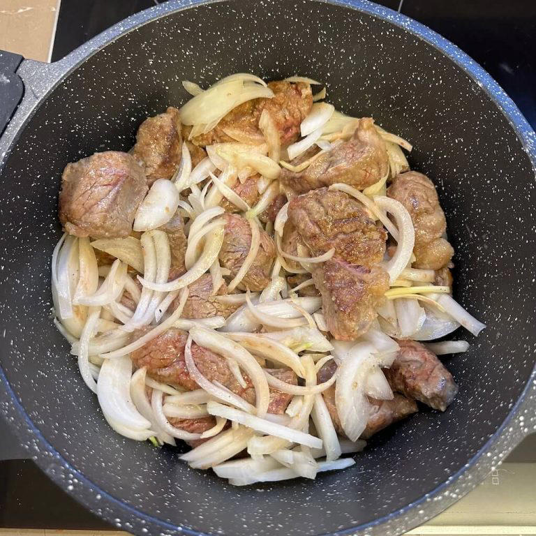 Gulash con patate, la ricetta dalle note speziate