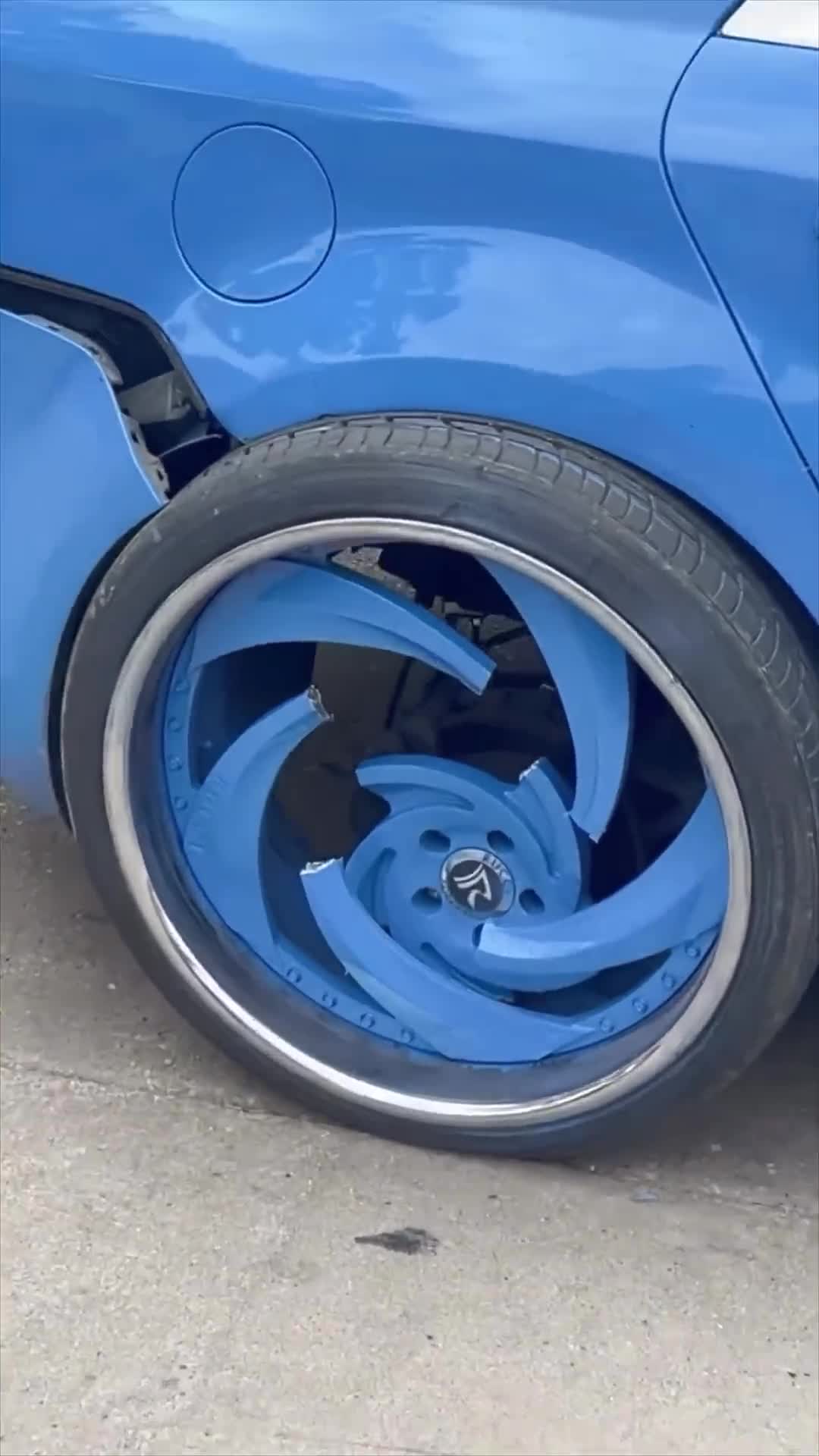 Rucci wheel broke right in the center while driving