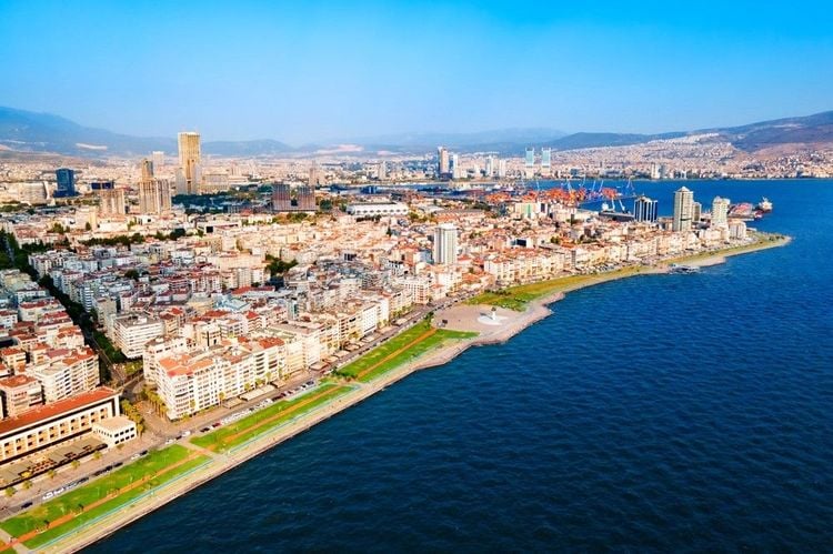 Balade sur la promenade Kordon longeant la mer, à Izmir