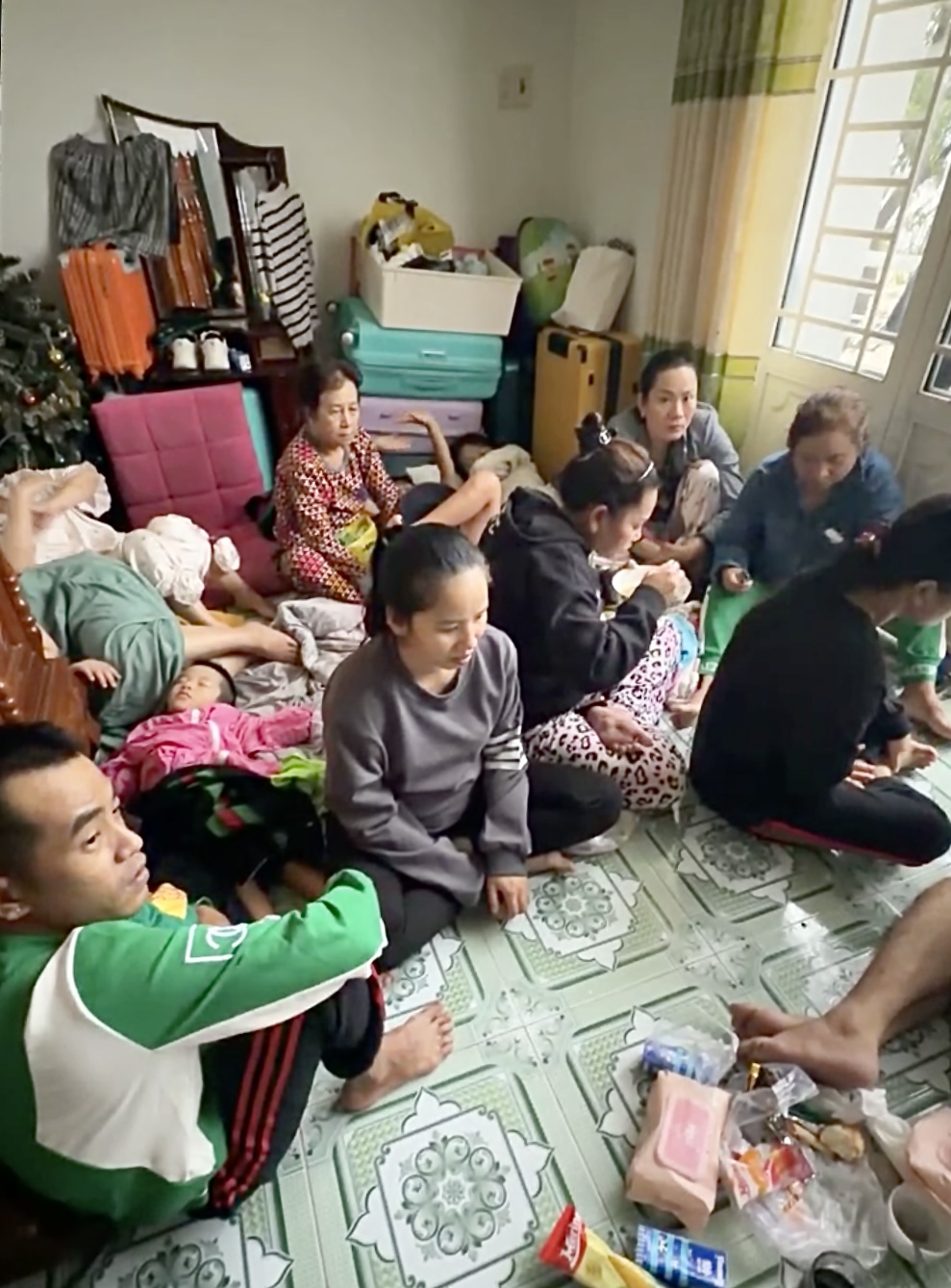 Flood victims stuck on roofs in central Vietnam await rescue