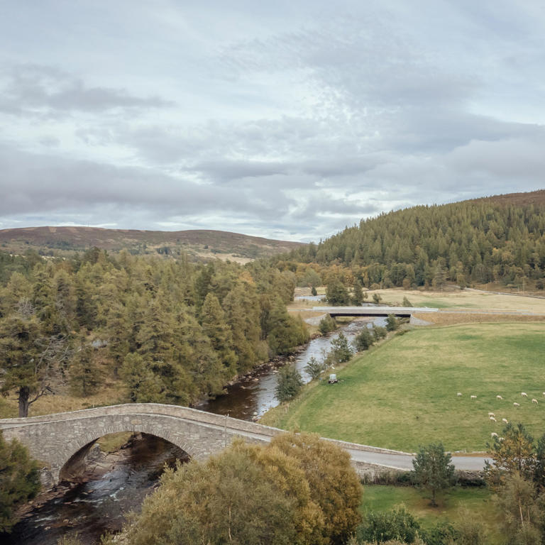 Moxon Architects adds "functional and graceful" bridge to Scottish ...