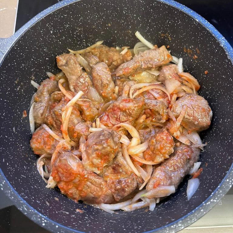 Gulash con patate, la ricetta dalle note speziate