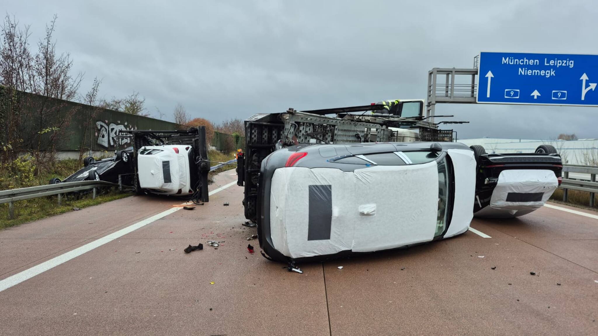 Lange Sperrung auf A9: Autotransporter bei Linthe umgekippt – rund 500. ...