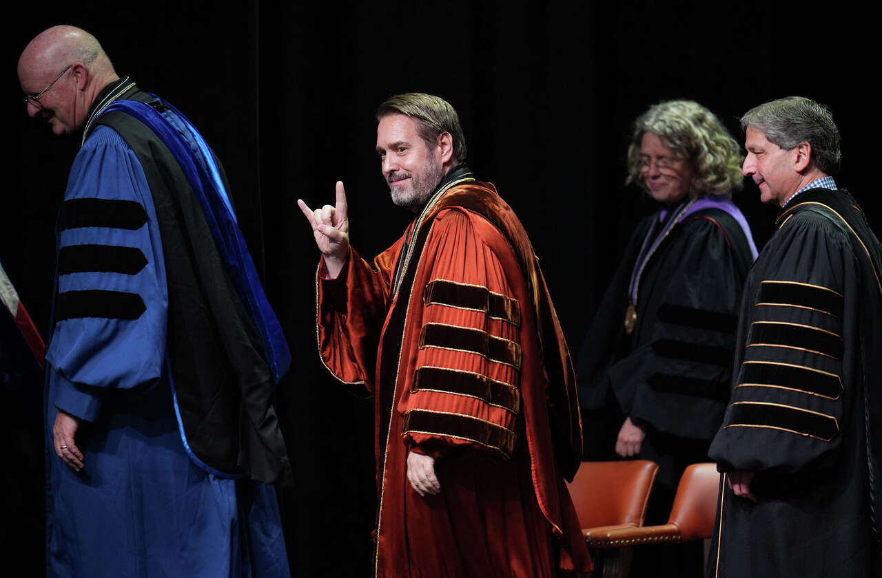 UT Austin President Jim Davis to get $1.25 million salary, tenure in ...