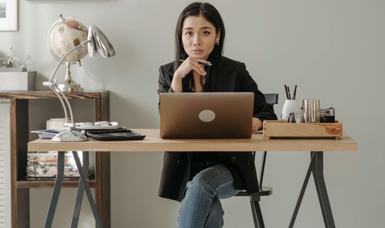 My Boss Told Me To Wear Makeup And “Smile More” If I Want A Raise. I'm ...