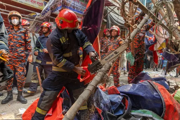 Πανικός, νεκροί και τραυματίες από τον σεισμό 5,5 Ρίχτερ στη Ντάκα του ...