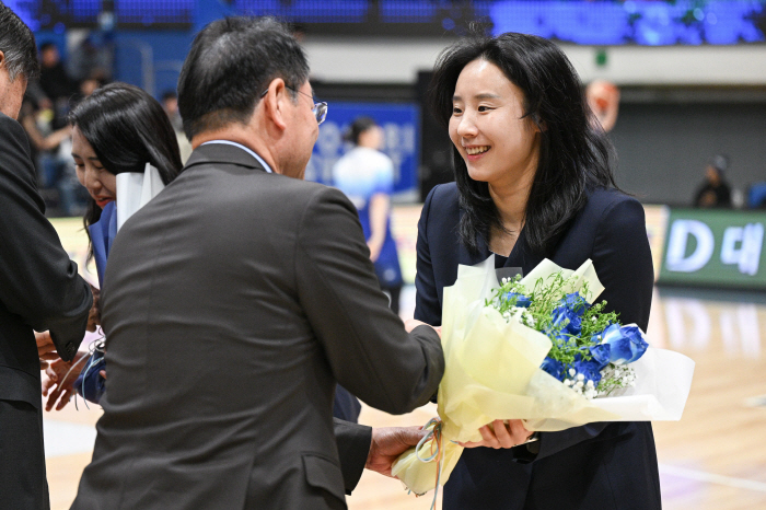 Choi Yoon-ah's first victory as head coach...Hong Yu-soon's Active ...