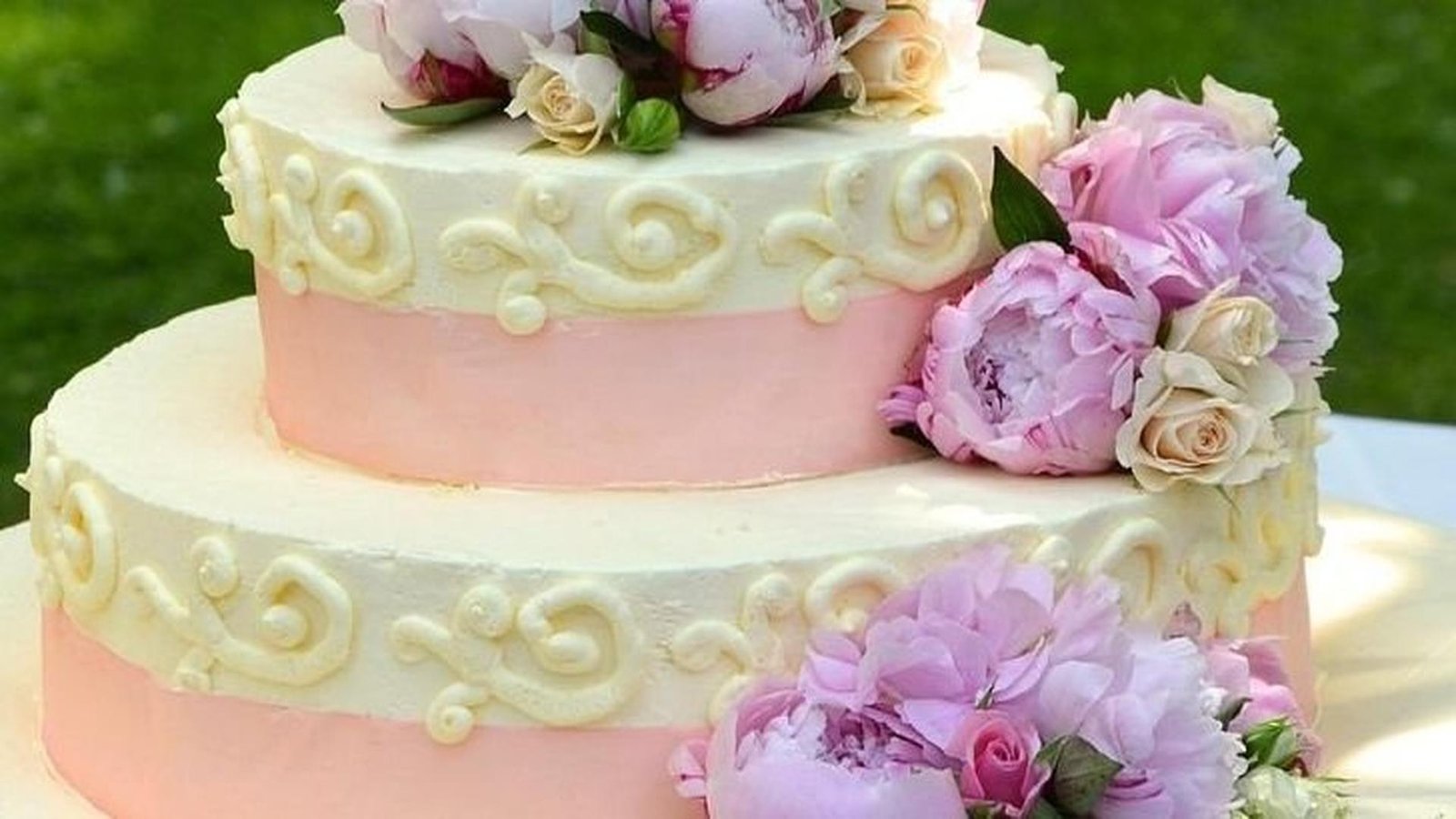 The '70s Wedding Cake Trend Making a Big Comeback
