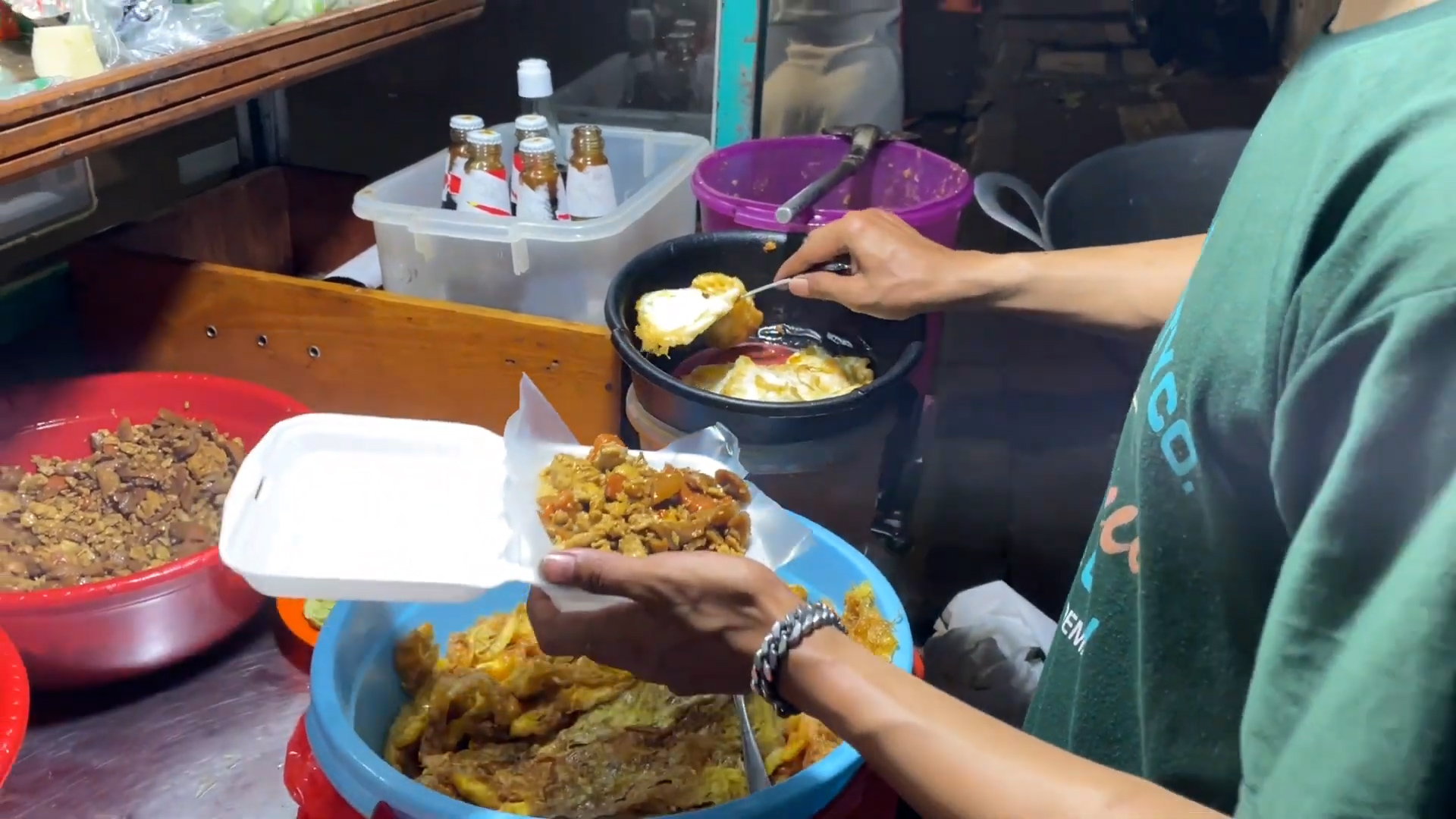 Foreigner Tries Jakarta’s Famous Nasi Goreng for the First Time