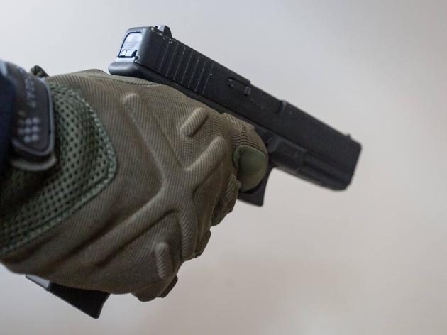 Maskierter Räuber überfällt Tankstelle in Unterhaching mit Pistole