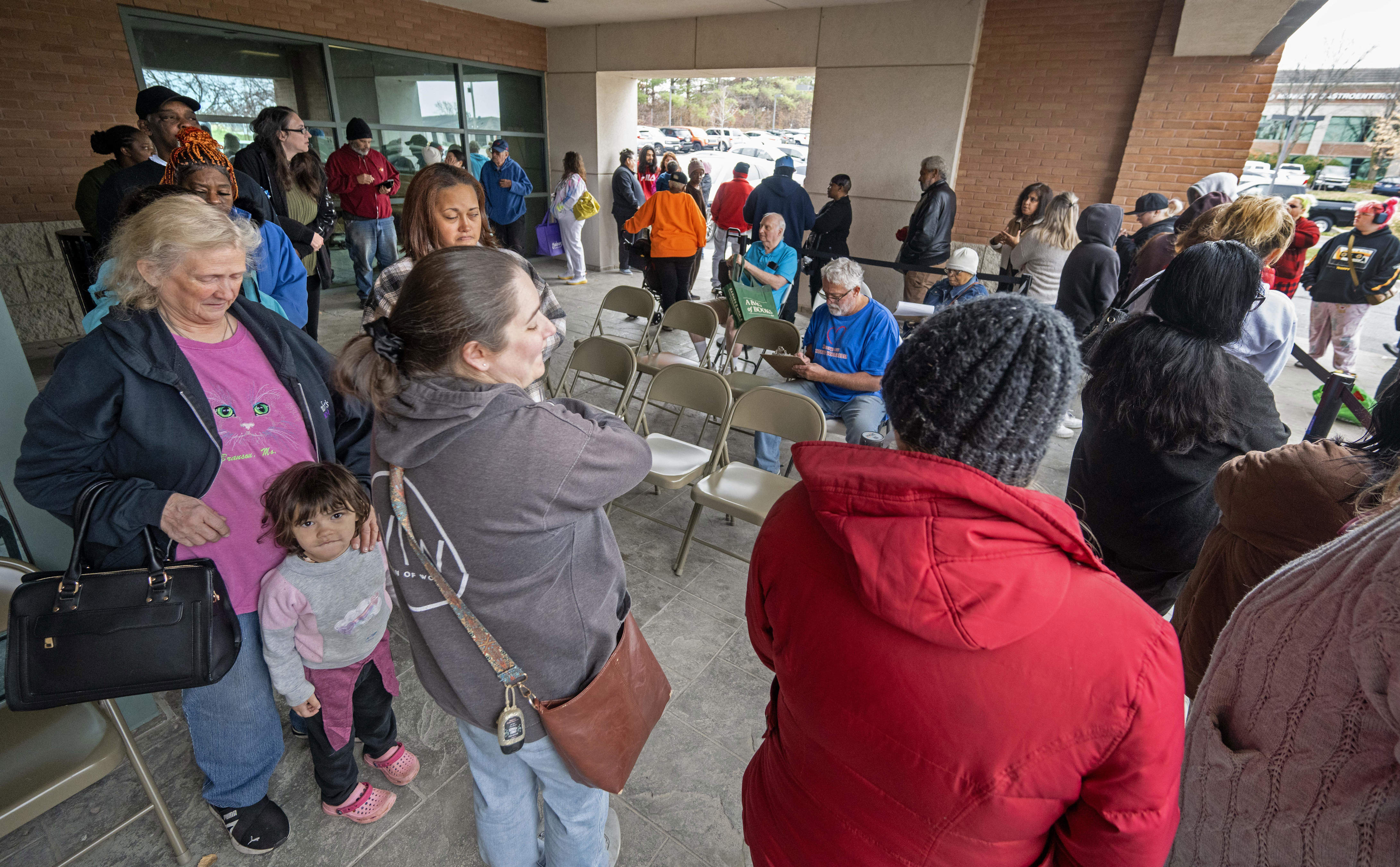 Food lines grow as SNAP delay, rising costs stretch KC families in ...