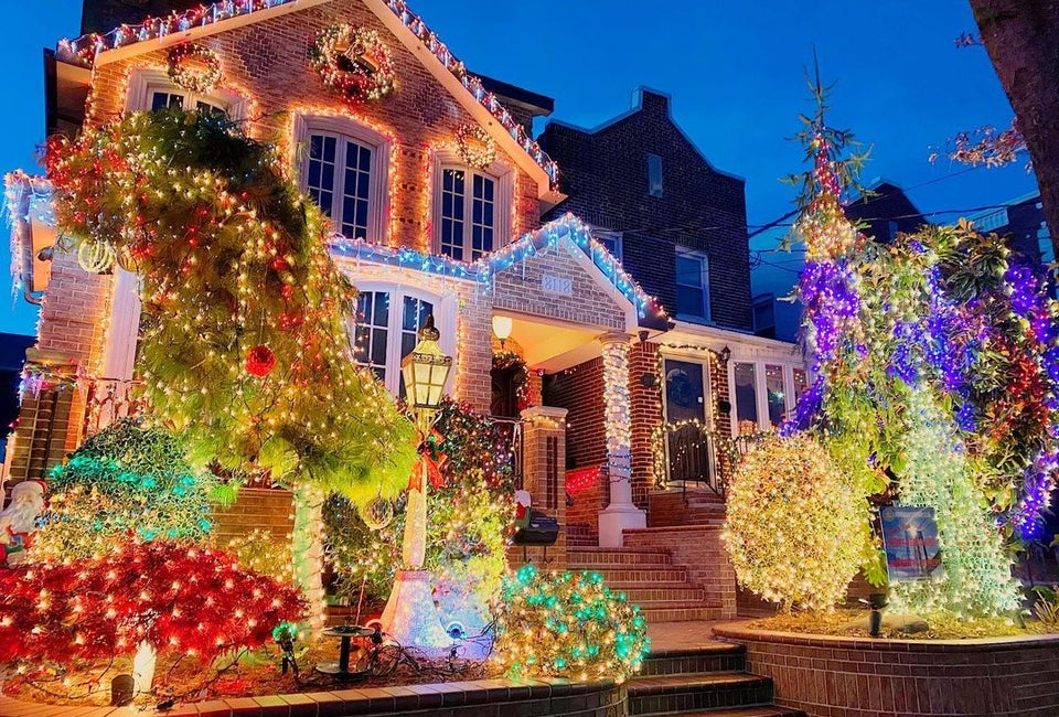 Elegant Neighborhoods With The Best Christmas Lights Photos
