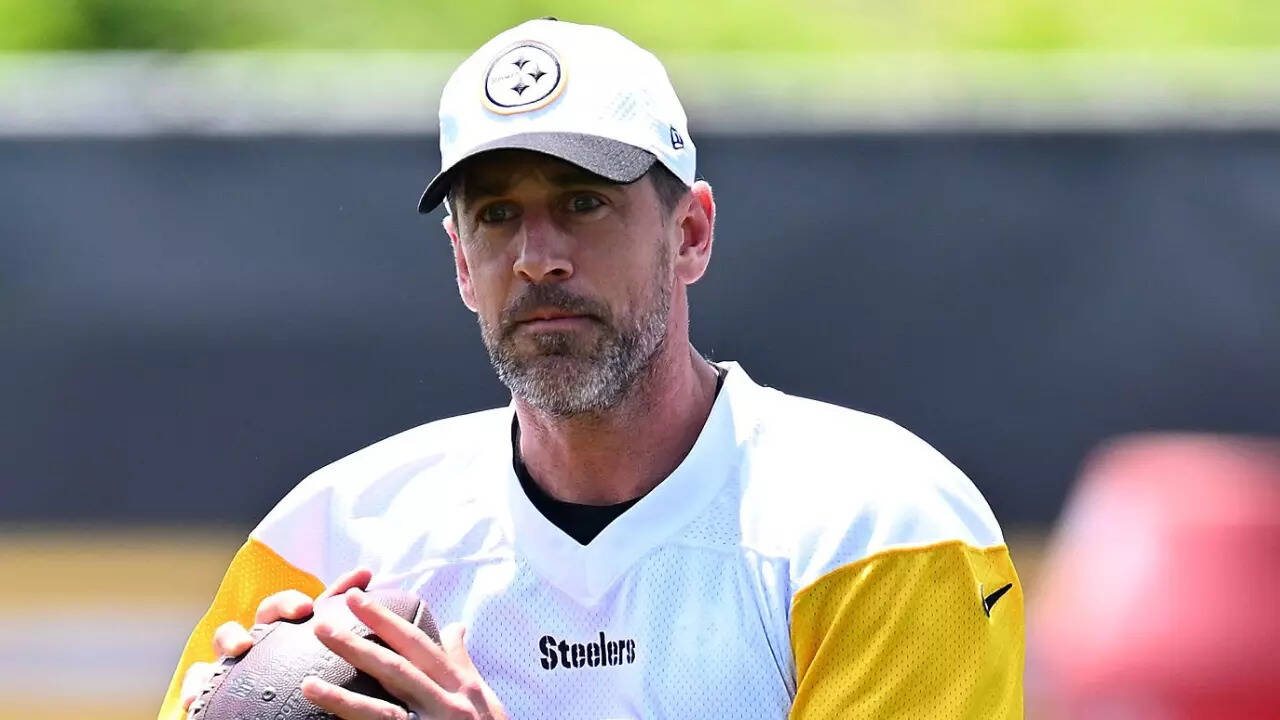 Aaron Rodgers’ wrist injury update: Steelers' QB shows encouraging ...