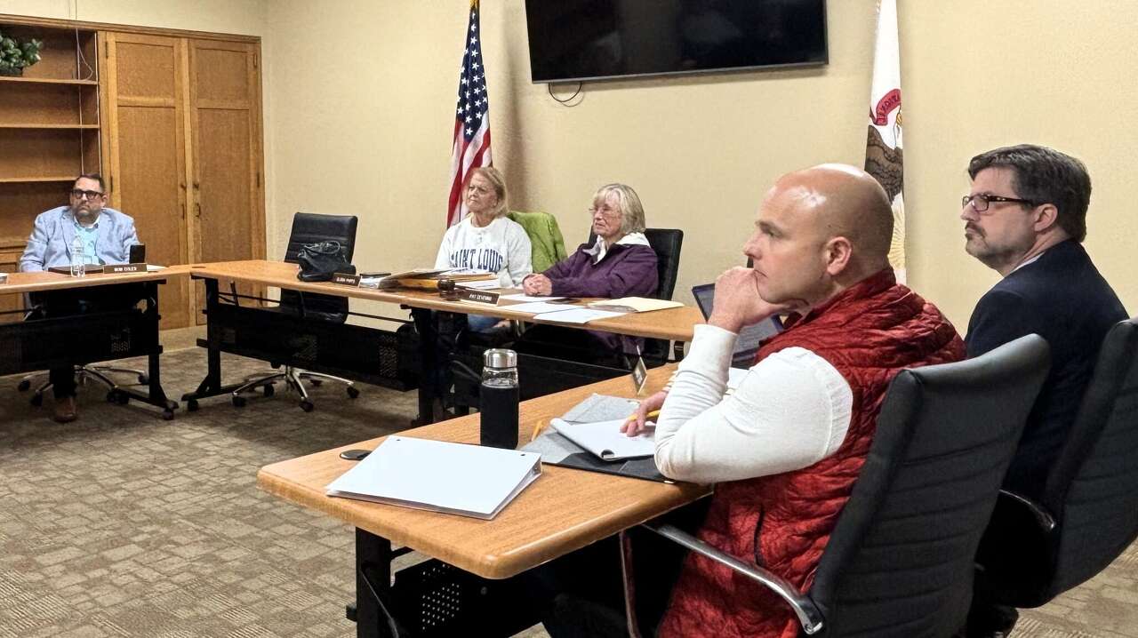 Roxana School Board to vote on superintendent amid support for ...