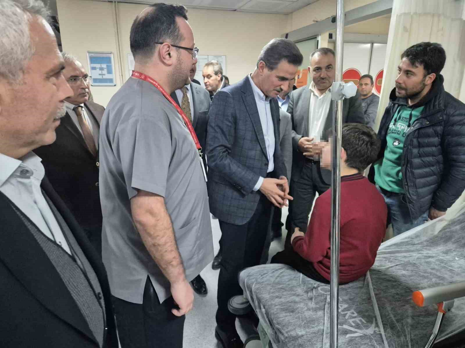 Vali Baruş, zehirlenme şüphesiyle hastaneye kaldırılan öğrencileri ...