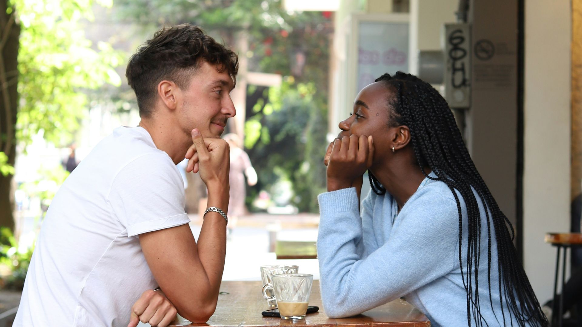 10 Clear Signs Your Date Just Isn't Into You & 10 Signs They Really Are