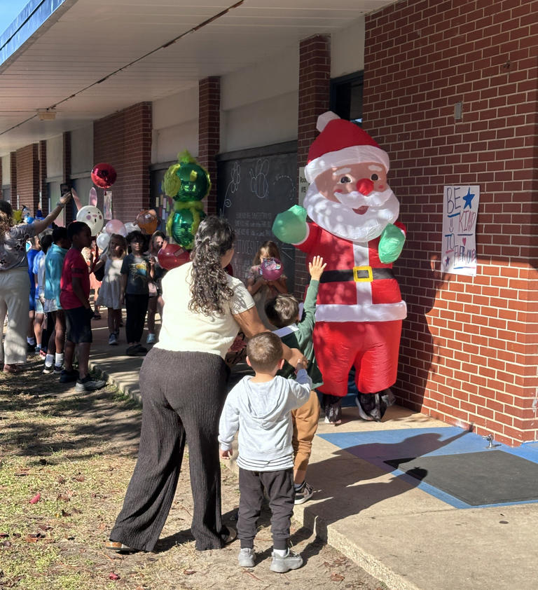 Destin Elementary goes on parade for Thanksgiving