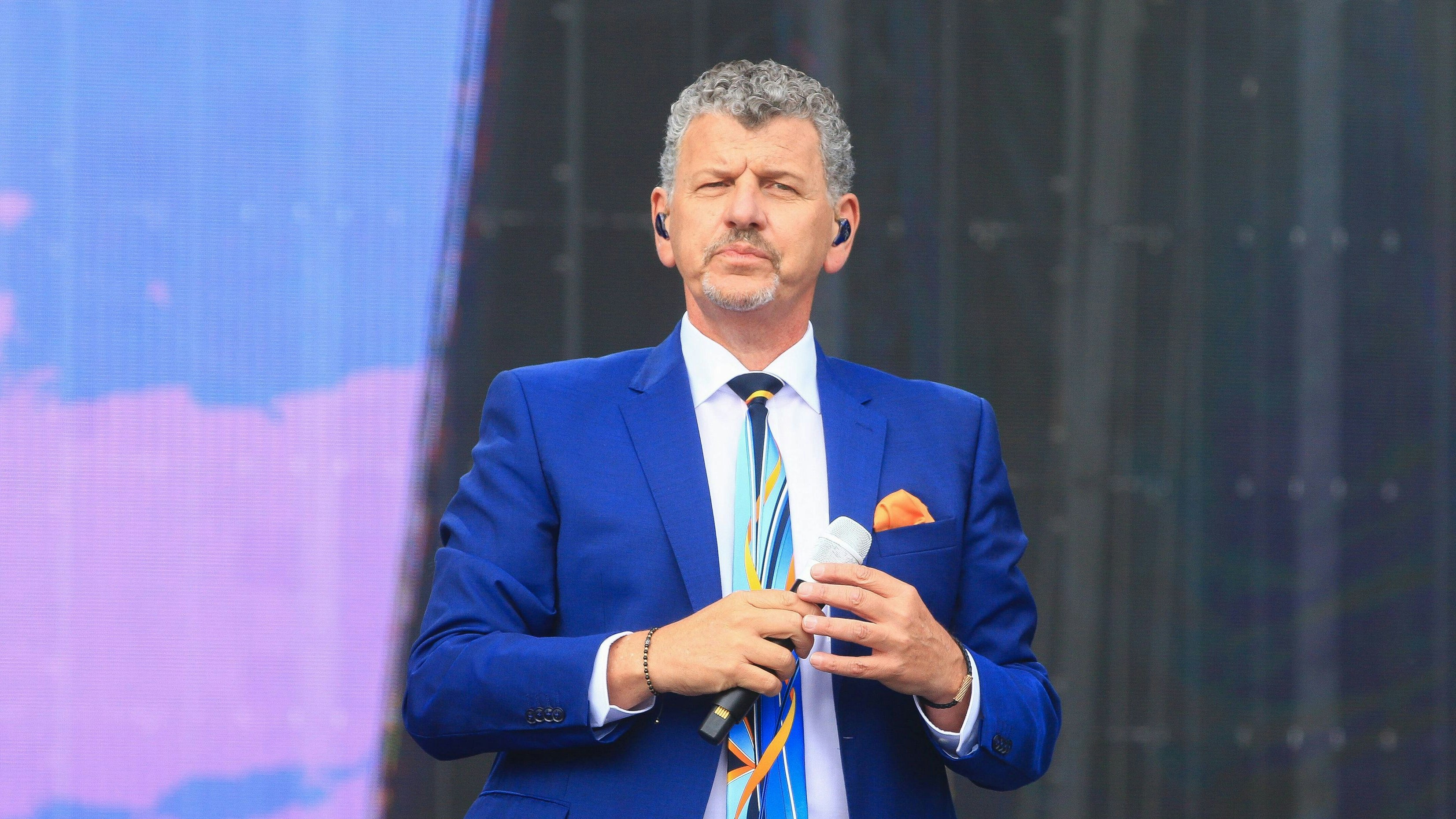 Hosenstall offen! Peinlicher Bühnen-Moment für Semino